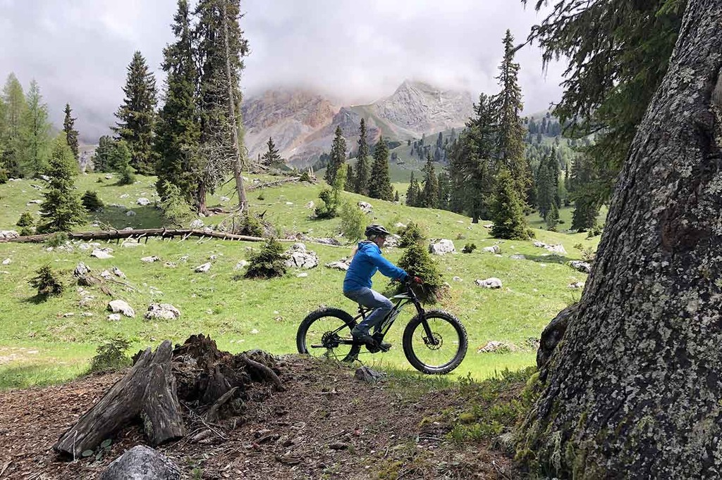 Escursione in E-Bike a Forcella Lerosa - Dolomiti SkiRock