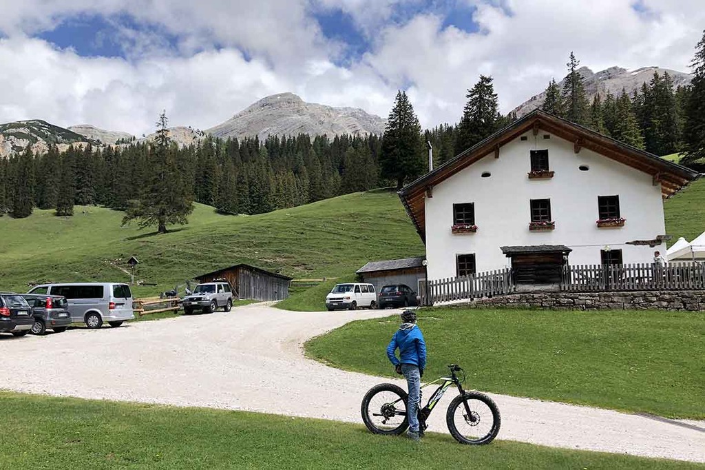 Escursione in E-Bike a Forcella Lerosa - Dolomiti SkiRock