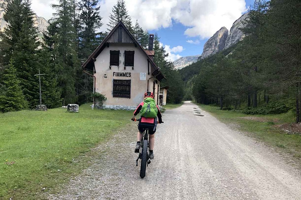 Escursione in E-Bike a Forcella Lerosa - Dolomiti SkiRock