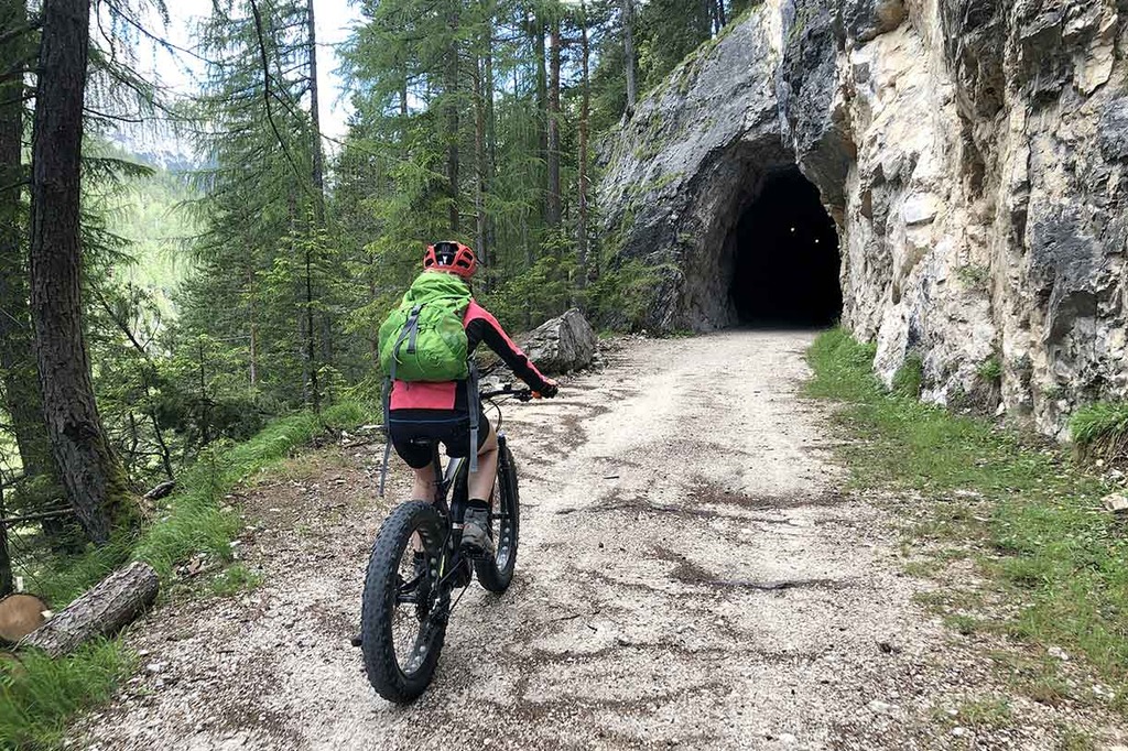 Escursione in E-Bike a Forcella Lerosa - Dolomiti SkiRock